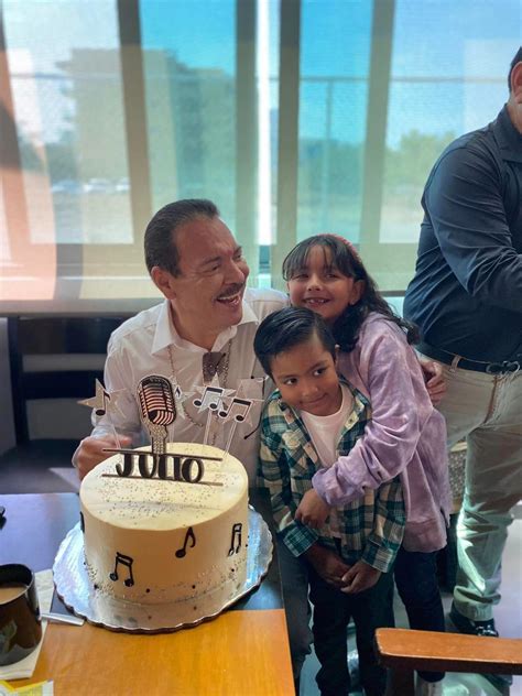 Julio Preciado Celebra Su Cumpleaños Rodeado De Su Familia Y Amigos