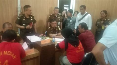 Penyidik Serahkan Tiga Tersangka Pembunuh Hakim PN Medan Dan Barang