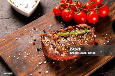 Daging Panggang Segar Steak Daging Sapi Panggang Medium Langka Di Papan