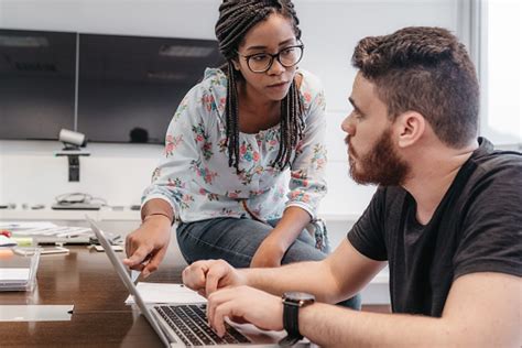 브라질 비즈니스 여자와 사무실에서 노트북에 얘기 하는 남자 20 29세에 대한 스톡 사진 및 기타 이미지 20 29세 2명 계획 Istock
