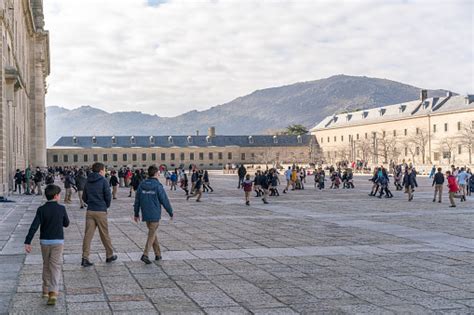 스페인 마드리드 근처 산 로렌조 데 엘 에스코리알 의 로얄 수도원 맞은편 광장에서 놀고 있는 어린이들 개념에 대한 스톡 사진 및
