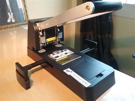 เครื่องเจาะกระดาษขนาดใหญ่