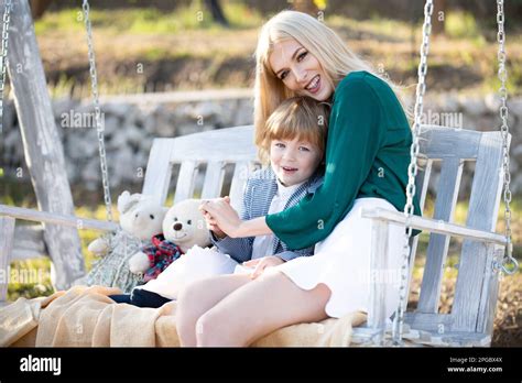 Madre Feliz Y Niño Oscilando Madre Joven Con El Hijo Pequeño Del Niño