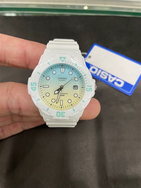Casio 卡西歐 潛水風格為概念的女錶 日期顯示窗 挑染藍黃配色面盤 Lrw 200h 2e2 她的時尚 手錶及配件 手錶在旋轉拍賣