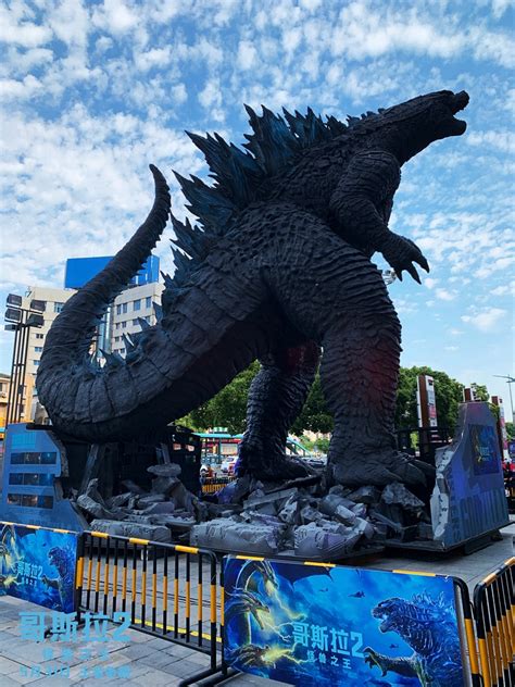 《哥斯拉2：怪兽之王》 主题展登陆全国六城 12米巨型雕塑成为“网红新地标”观众