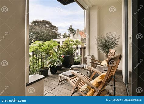 Een Balkon Met Stoelen En Een Tafel En Een Raam Redactionele Fotografie