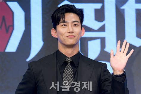 ‘에펠탑 앞 프러포즈 옥택연 결혼설 부인…여자친구 생일 기념 사진 서울경제