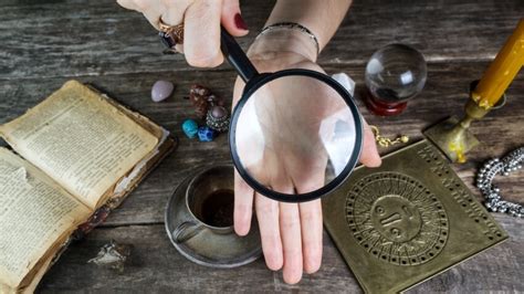 Chiromancie Comment Lire L Avenir Dans Les Lignes De La Main Femme