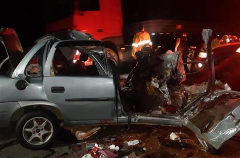 Duas Pessoas Morreram Em Acidente Entre Carro E Caminhão