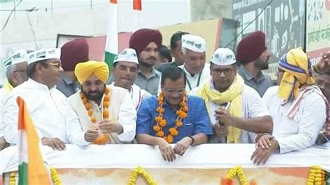 Gujaratगुजरात के कई शहरों में लगे दिल्ली के सीएम के विवादित पोस्टर