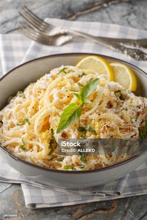 레몬 제스트와 리코타 치즈를 곁들인 링귀니 파스타 파마산 치즈가 볼에 클로즈업되어 있습니다 세로 0명에 대한 스톡 사진 및 기타 이미지 Istock