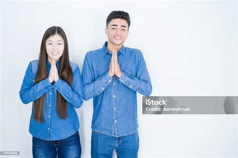 아름 다운 젊은 아시아 커플 흰색 고립 된 배경 에 함께 기도 하는 용서를 요청 하 고 자신감 2명에 대한 스톡 사진 및 기타