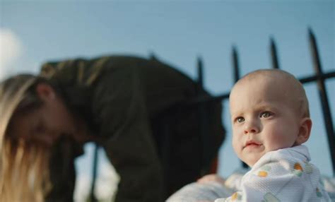 O Bebê Crítica comédia terror e o drama da maternidade