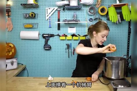 外国美女做的喝汤机器人，网友：喝一口真的太难了！喝汤机器人网友