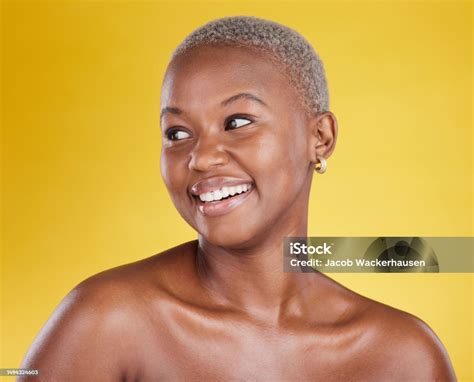 스킨케어 미용 화장품 흑인 여성의 얼굴 미소와 피부 빛이 노란색 배경에 있다 메이크업 얼굴 행복한 Z세대 아프리카 모델은 모형과 함께 피부과 스파 프로모션을 위해 스튜디오에