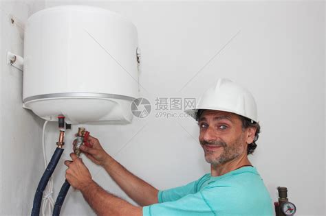 安装电热水器的快乐水管工高清图片下载 正版图片502707741 摄图网