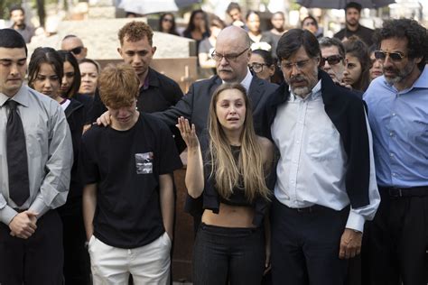 Filme A Menina que Matou os Pais A Confissão ganha novas fotos