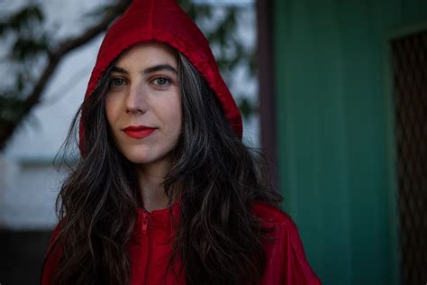 Julia Holter Anuncia Nuevo álbum Something In The Room She Moves