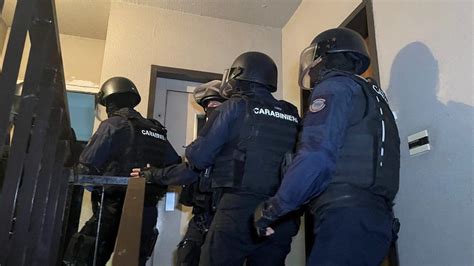 Nasconde La Droga Nella Vagina All Arrivo Dei Carabinieri Arrestata