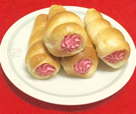 ขนมปังกรวยไส้สตรอเบอร์รี่ครีม สูตรขนม