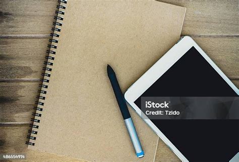 Buku Catatan Dengan Tablet Dan Pena Di Atas Meja Kayu Foto Stok Unduh