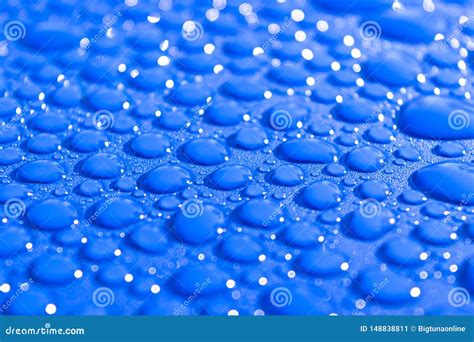Transparente Ruhige Wassertropfen Auf Hellblauem Hintergrund Tropfen