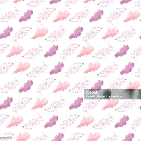 부드러운 핑크 톤의 수채화가 튀고 획이 끊김 없는 패턴이 분리되어 있습니다 환상의 소용돌이와 구름의 디자인 아이 직물은 반복되는 배경에 손으로 그린 밝은 색상입니다 아기