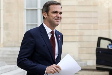 Photo Olivier Véran porte parole du gouvernement à la sortie du conseil des ministres au