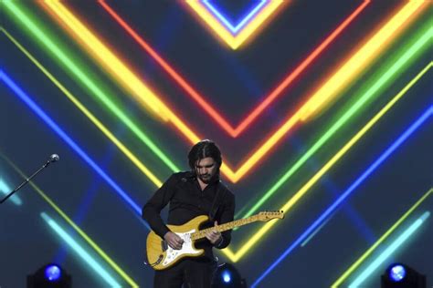 Lars Ulrich Entrega A Juanes Reconocimiento A Persona Del Año