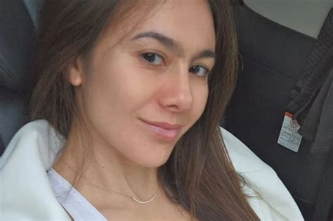 Janda Bening Pemersatu Bangsa Wulan Guritno Bikin Heboh Saat Pose