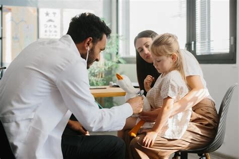 Premium Photo Young Mother And Her Little Daughter At The Pediatrician