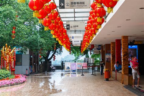 무역 관은 계 림의 중국 도시에 있는 리드 플 룻 동굴의 입구와 야외 플랫폼 경외감에 대한 스톡 사진 및 기타 이미지 경외감 계림 고대의 Istock