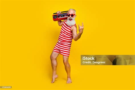 노란색 배경에 고립 된 여름 파티에서 Hipsters Boombox 향수를 들고 미친 잔인한 연금 수령자 멜로만 맨의 전체 길이