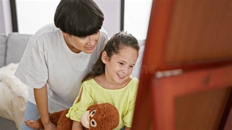 Madre E Hija Disfrutan Sonriendo Y Mirando Con Confianza Al Espejo En