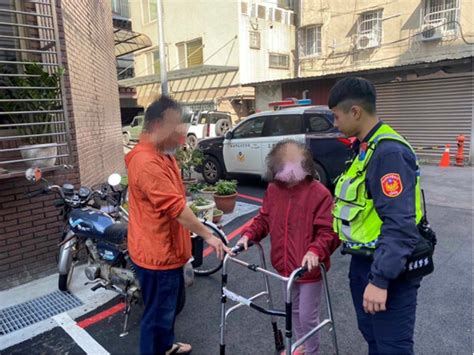 八旬婦人腳痛獨坐路邊 三重暖警寒冬送暖護返家