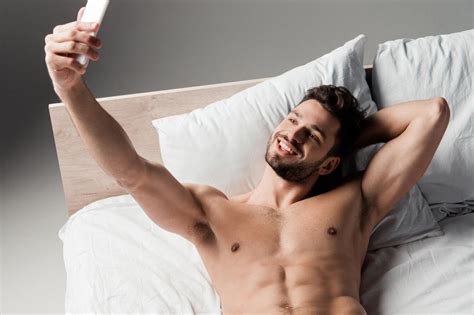 Shirtless Men On Dating Apps Are Unappealing Slutty Study