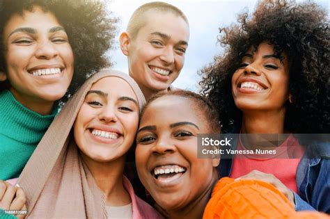 카메라에서 셀카 사진을 찍기 위해 웃고 있는 여자 친구들 밖에서 함께 즐거운 시간을 보내는 행복한 사람들 우정에 대한 스톡 사진 및 기타 이미지 Istock
