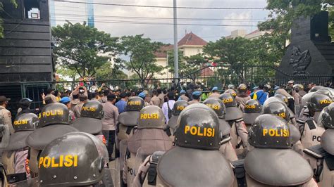 Demo Tolak Perppu Cipta Kerja Di Depan Kantor Gubernur Jateng Ratusan