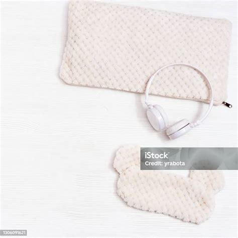 불면증 수면 마스크에서 차분한 음악과 헤드폰 편안한 조건에서 건강한 수면 맨 위 보기입니다 플랫 레이 눈가리개 안경류에 대한