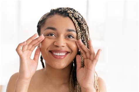 Alegre Joven Guapa Mujer Afroamericana Desnuda Sin Camisa Con Perfecto Liso Foto Premium