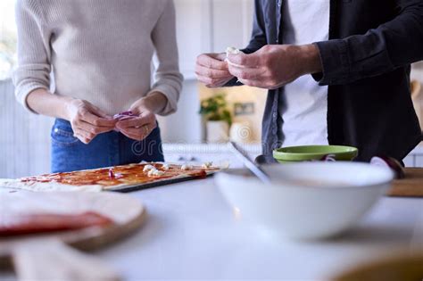 Cerrar Pareja En La Cocina Haciendo Pizza Casera Juntos Imagen De Archivo Imagen De Cocina