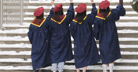 포토 축복처럼 흰눈 쌓인 졸업식 친구들아 쭉 행복하자”