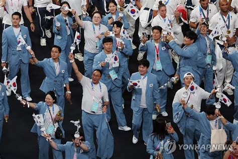 소수정예 올림픽 선수단 파리의 기적 쓰고 위풍당당 귀국 韓聯社