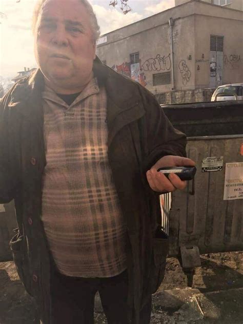 Няма Нищо Невъзможно Този човек ме спря докато се прибирах видимо одърпан и тъжен