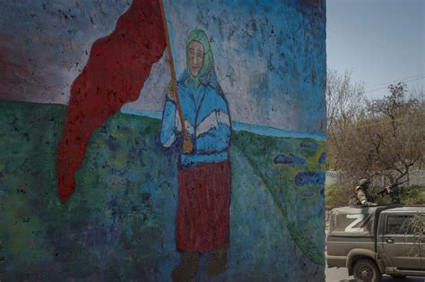 Та самая бабушка с красным флагом Как она жила за что молится и почему не подозревает как