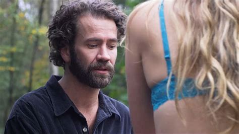 《羊急了也跳墙》：两个女学生惨遭人贩子拐卖，于是她们开启绝地大反杀 1 腾讯新闻