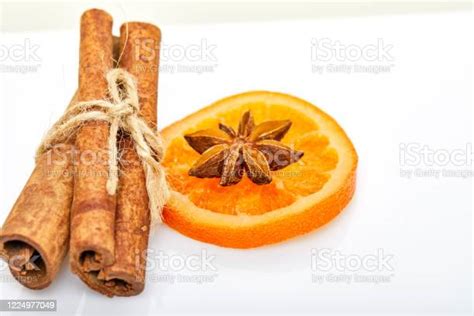 슬라이스 말린 오렌지 또는 감귤흰색 배경에 격리 채식주의와 건강한 식생활 감귤에 대한 스톡 사진 및 기타 이미지 감귤