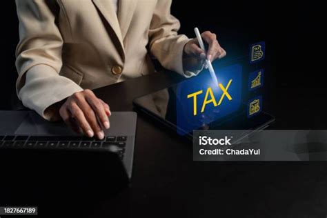 연간 세금 납부 관리 및 계획 법률에 따라 세금을 납부하기 위한 소득 관리 개인 소득세 세금 공제 소득 및 비용 관리를 위한 개념 계산기에 대한 스톡 사진 및 기타 이미지