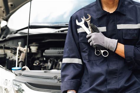 렌치와 자동차 정비의 손 자동 수리 차고 정비사는 차고에서 자동차의 엔진에서 작동합니다 수리 서비스 자동차 검사 서비스 및