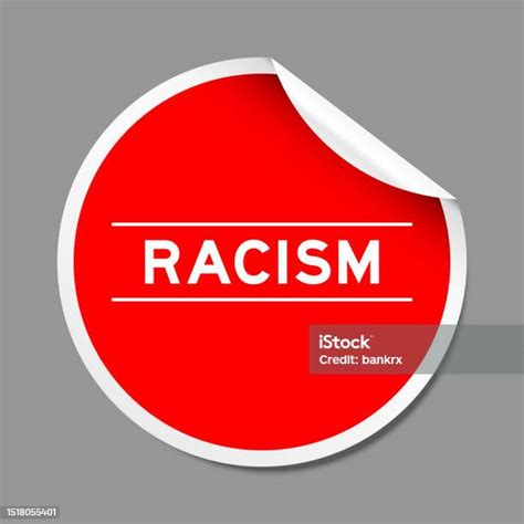 회색 배경에 인종차별이라는 단어가 있는 붉은 색 껍질 스티커 라벨 0명에 대한 스톡 벡터 아트 및 기타 이미지 0명 개체